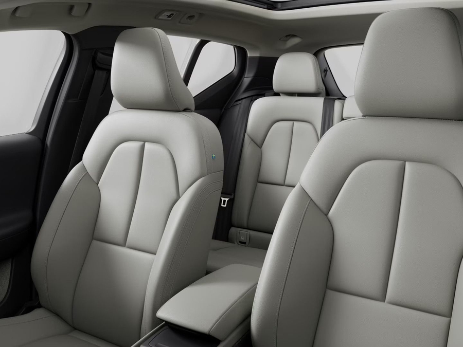 2026 Volvo XC40 B5 AWD Plus - Dark 12738952 - Capitol Motors